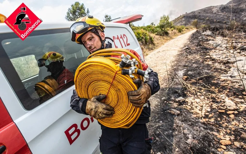 Brandweerman bezig om de brand te blussen - LaMarinaAlta.com