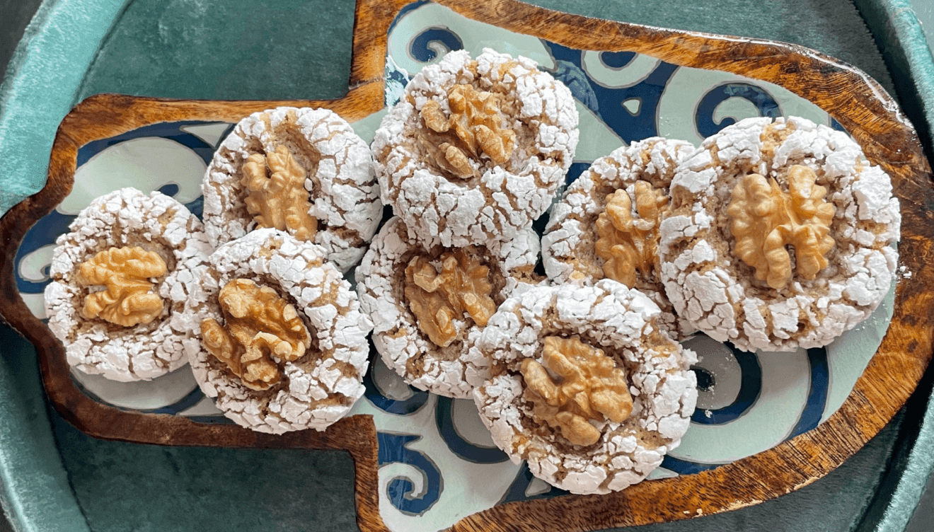 Ghribas de nueces y almendras decoradas con una delicada capa de azúcar ...